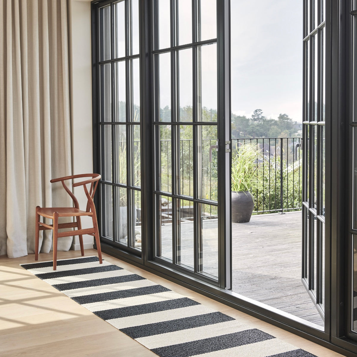 Pappelina Sweden Bob Reversible Mat - Black & Vanilla | Tea Pea